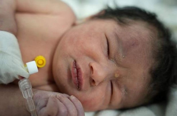 Нурсан барилгаас дөнгөж төрсөн нярайг аварчээ Serune Mn Ёс зүйтэй мэдээлнэ