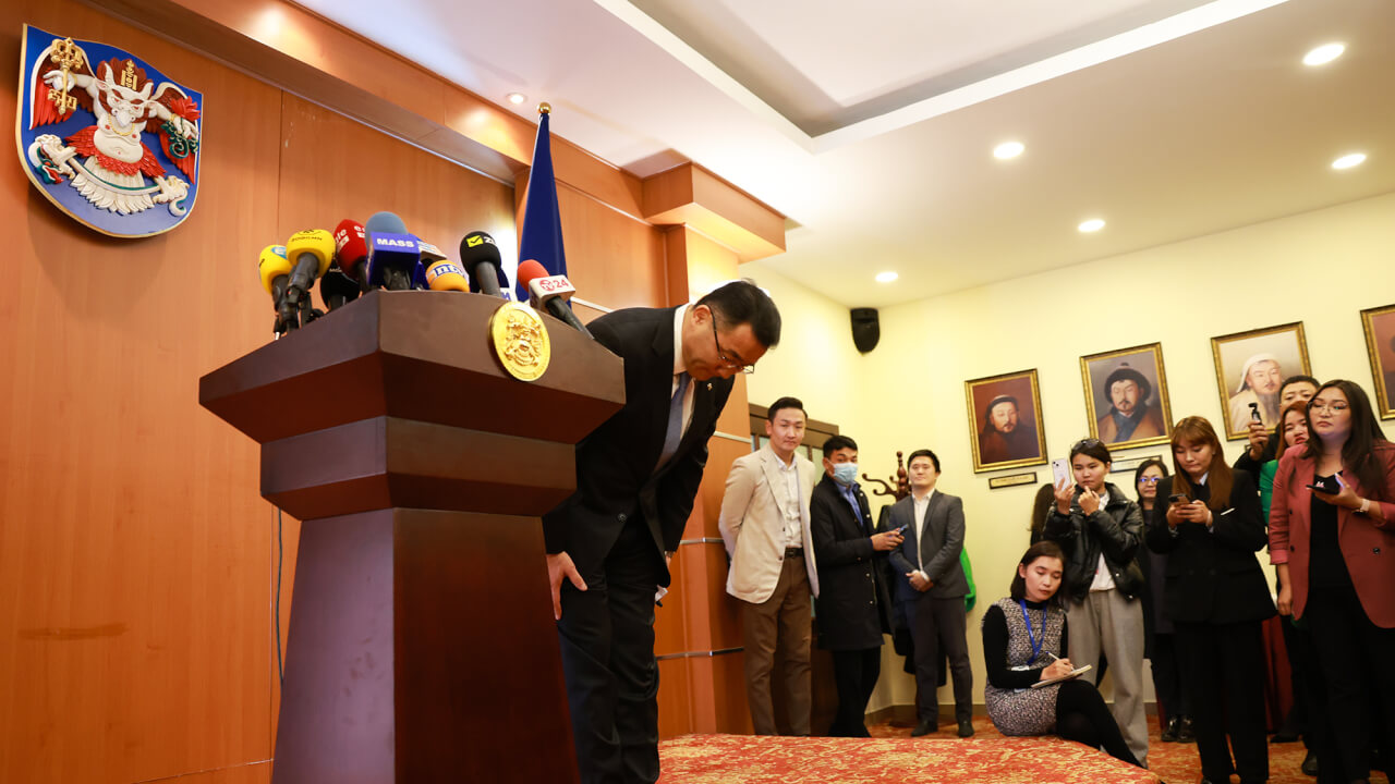 Хотын дарга Д.Сумъяабазар өөрийн хүсэлтээр огцорлоо » Serune.mn - Ёс ...